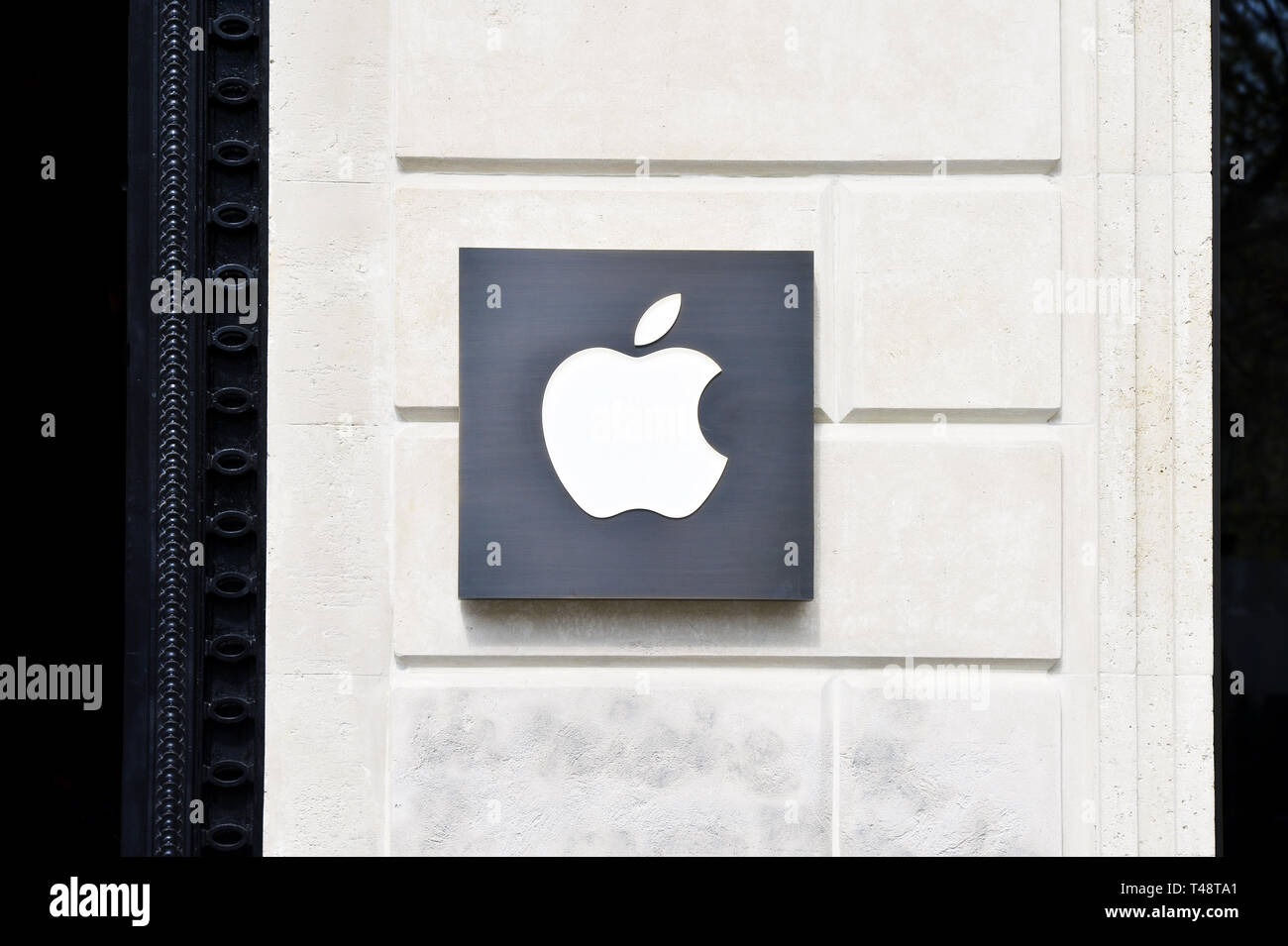 Apple Store Champs Elysees High Resolution Stock Photography and Images ...