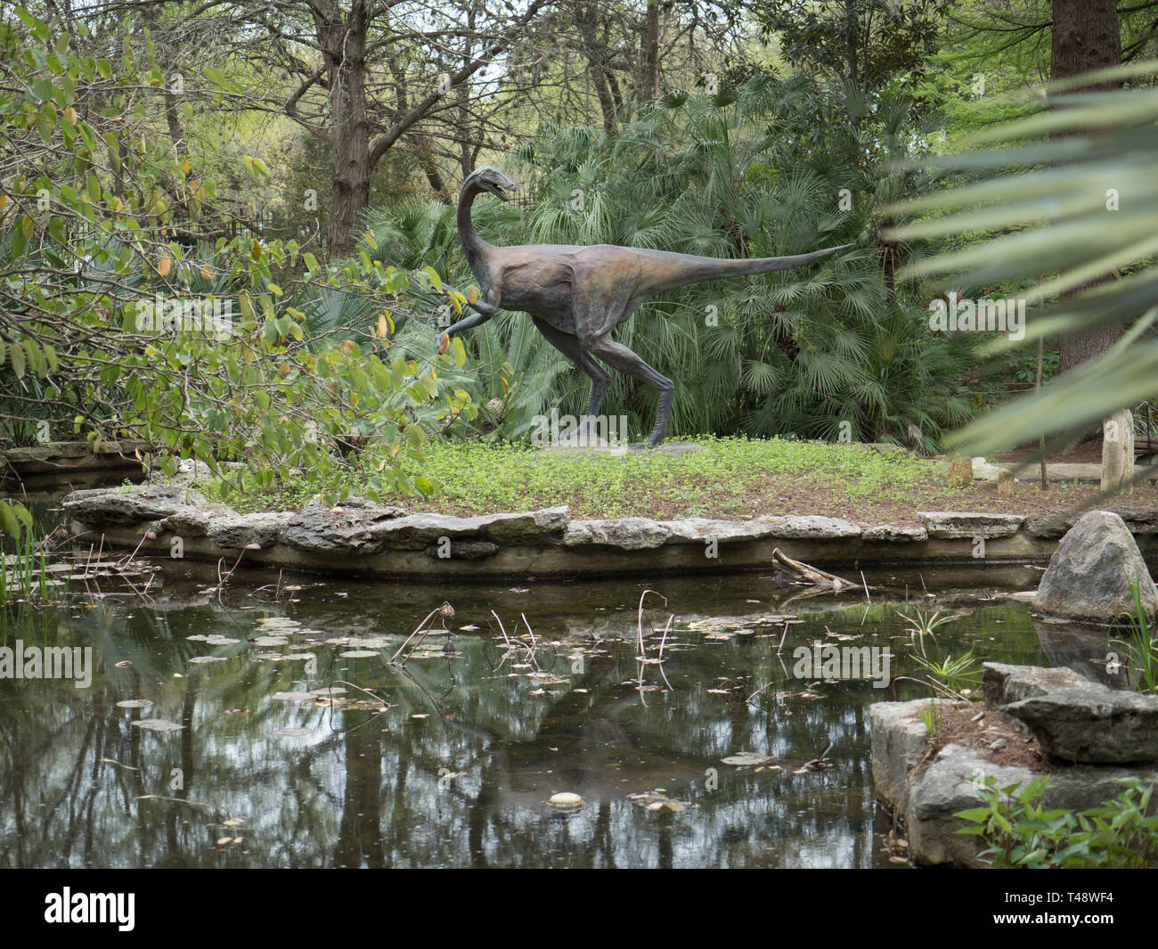 Ornithomimid dinosaur sculpture in the Hartman Prehistoric Garden in ...