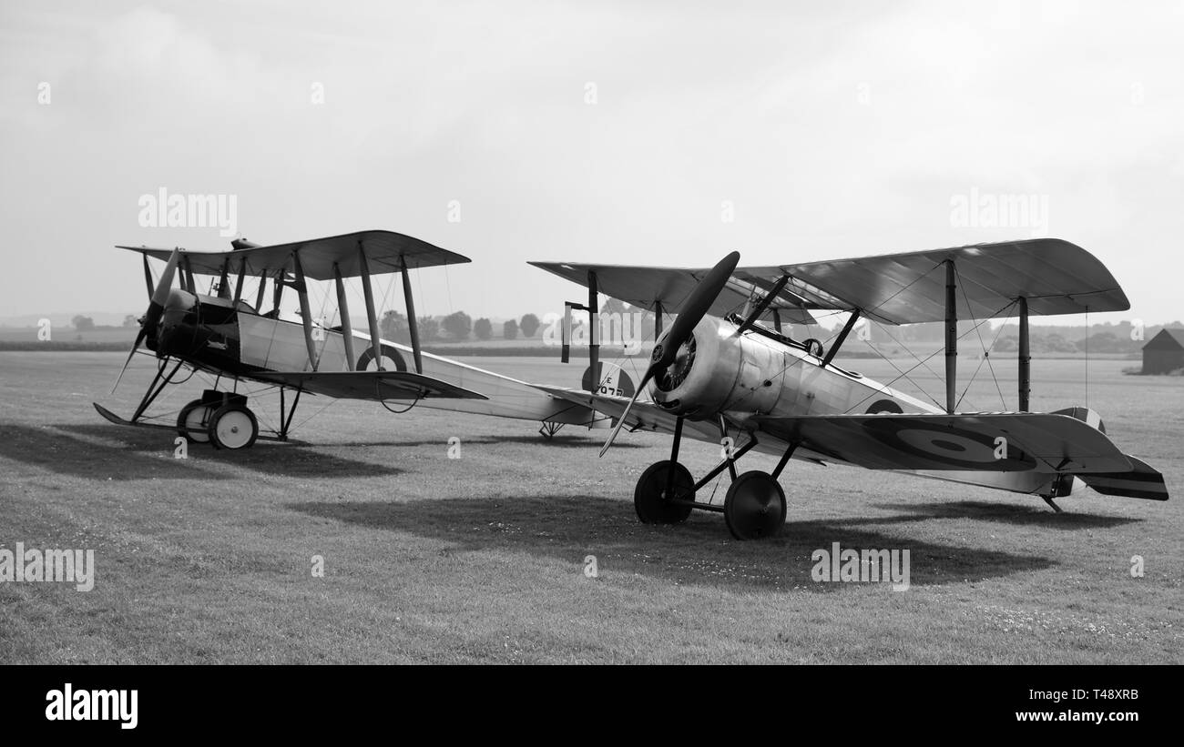 Avro 504 biplanes hi-res stock photography and images - Alamy