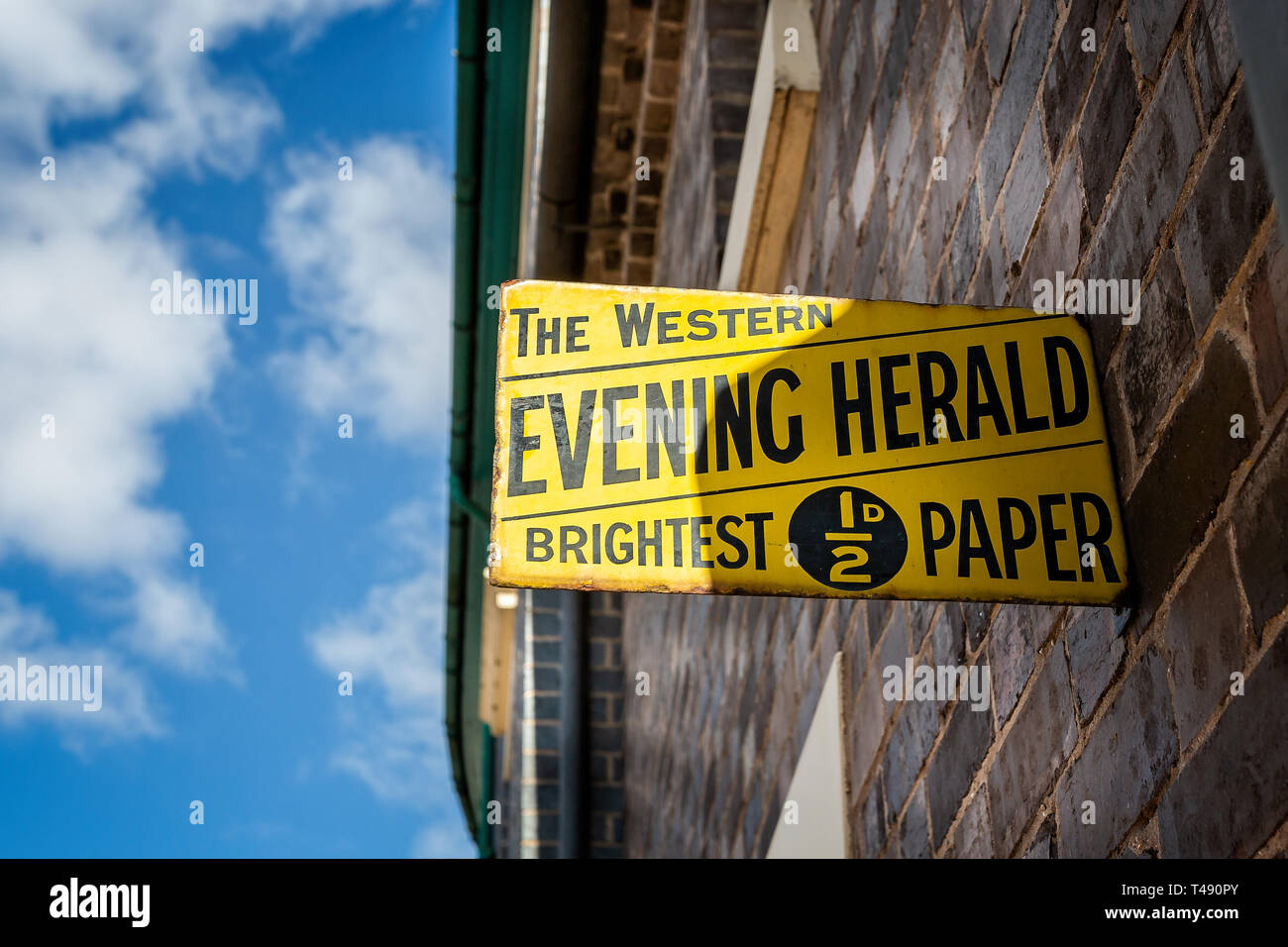 Old newspaper sign hi-res stock photography and images - Alamy