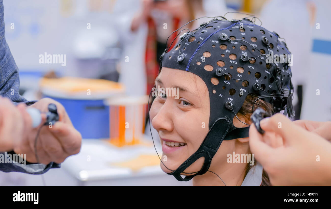 Electroencephalography head hi-res stock photography and images - Alamy