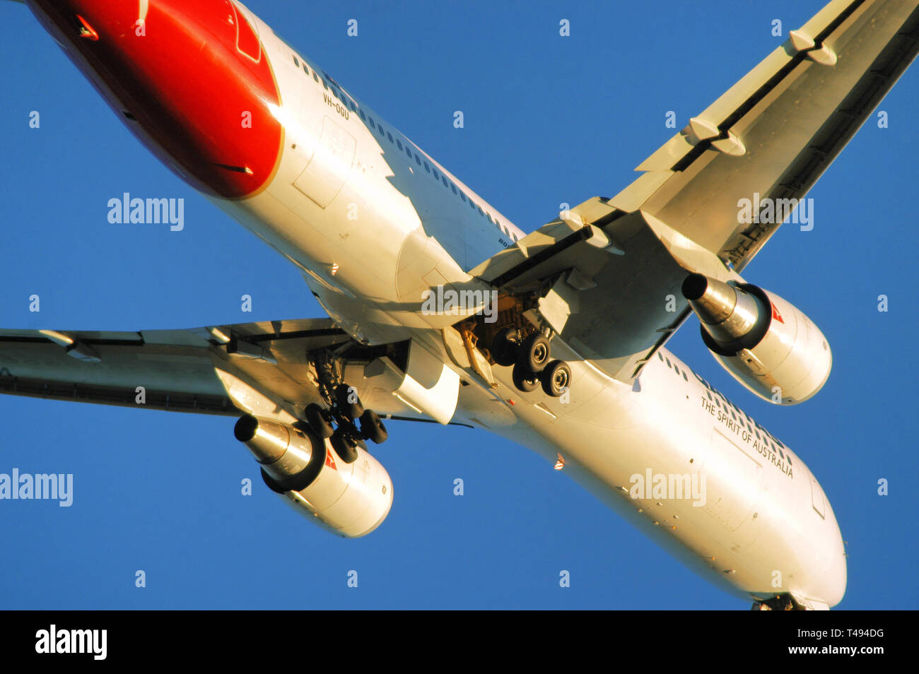 Qantas boeing landing hi-res stock photography and images - Alamy