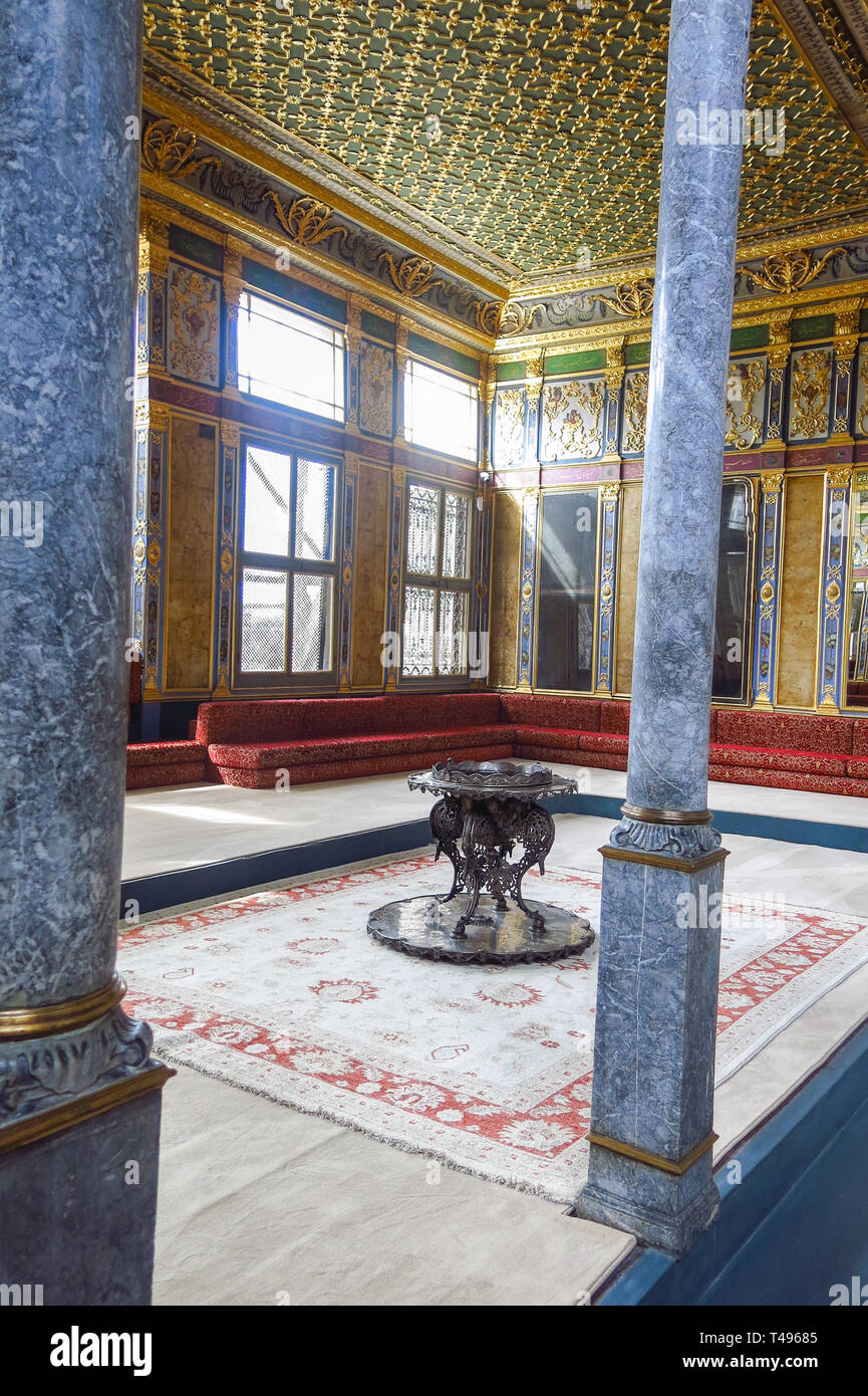 Decorated ceiling harem topkapi palace hi-res stock photography and ...