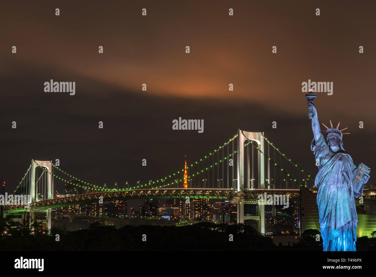 Rainbow bridge boats tokyo bay night hi-res stock photography and ...