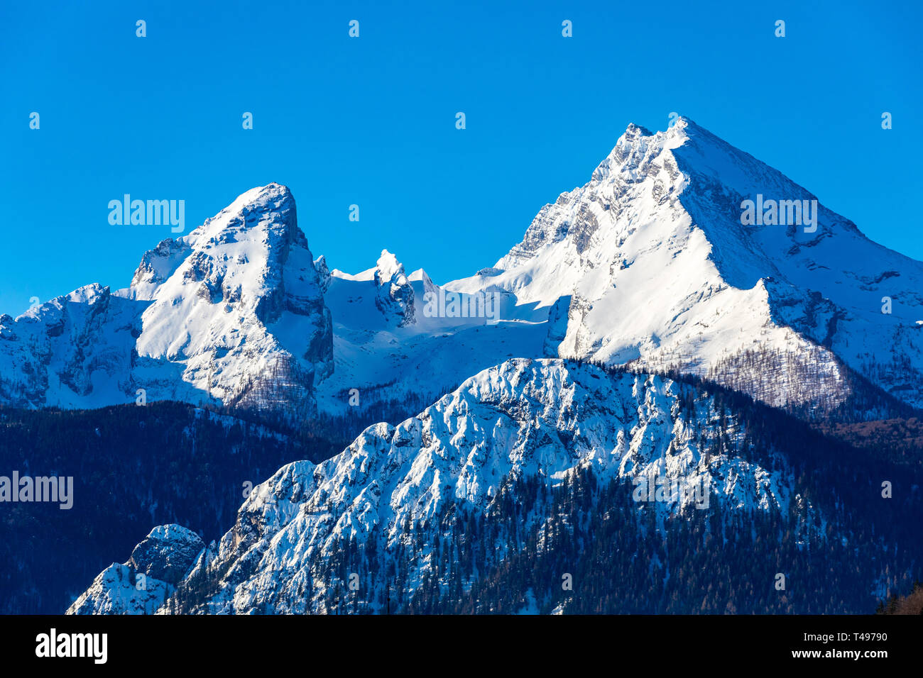 Beautiful winter wonderland mountain scenery in the Alps with ...