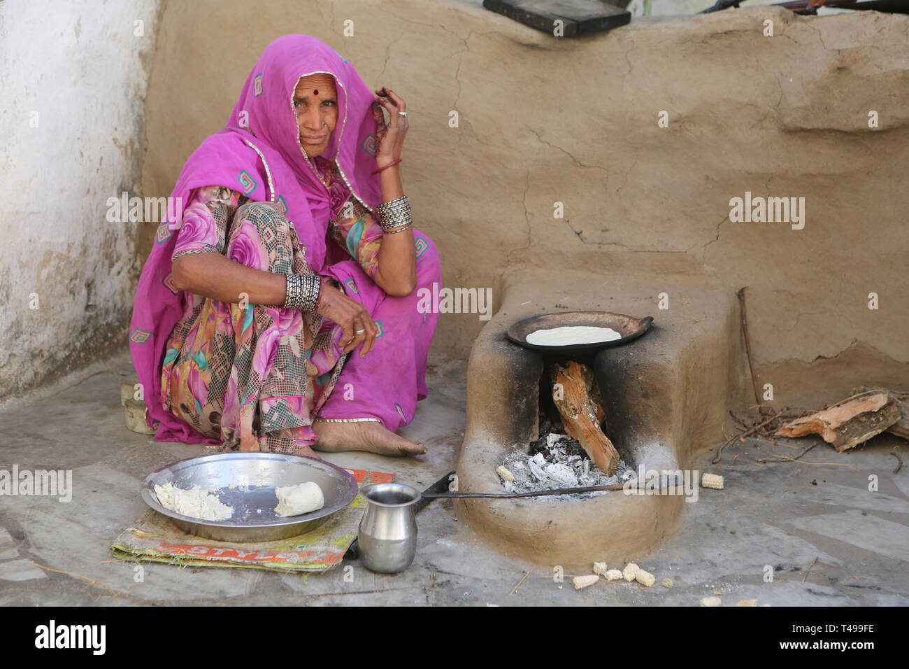 Indian women making roti hi-res stock photography and images - Alamy