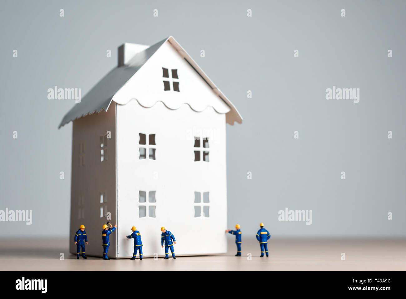 Home renovation workers repairman hi-res stock photography and images ...