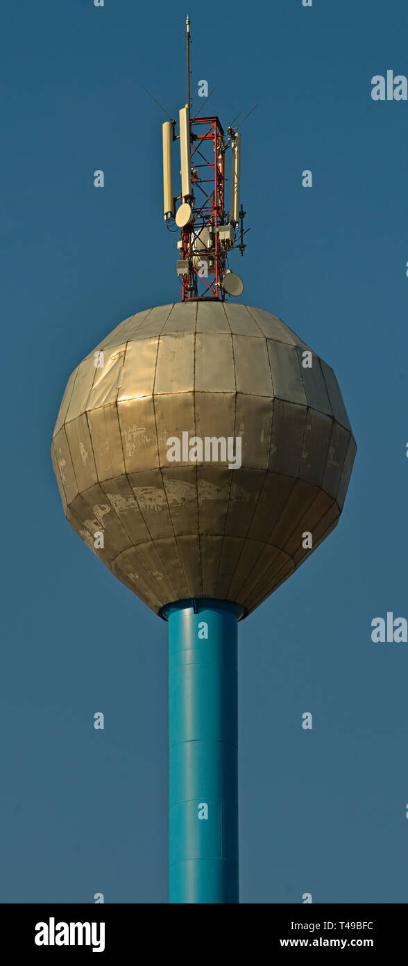 Building with cell tower antennas hi-res stock photography and images - Alamy