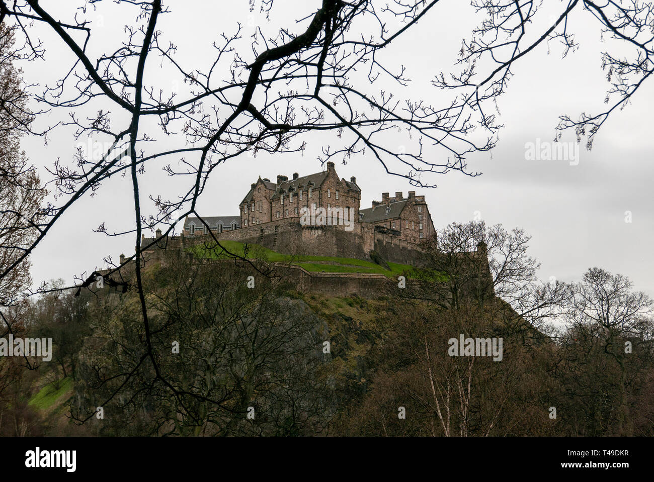 Walls edinburgh castle hi-res stock photography and images - Alamy