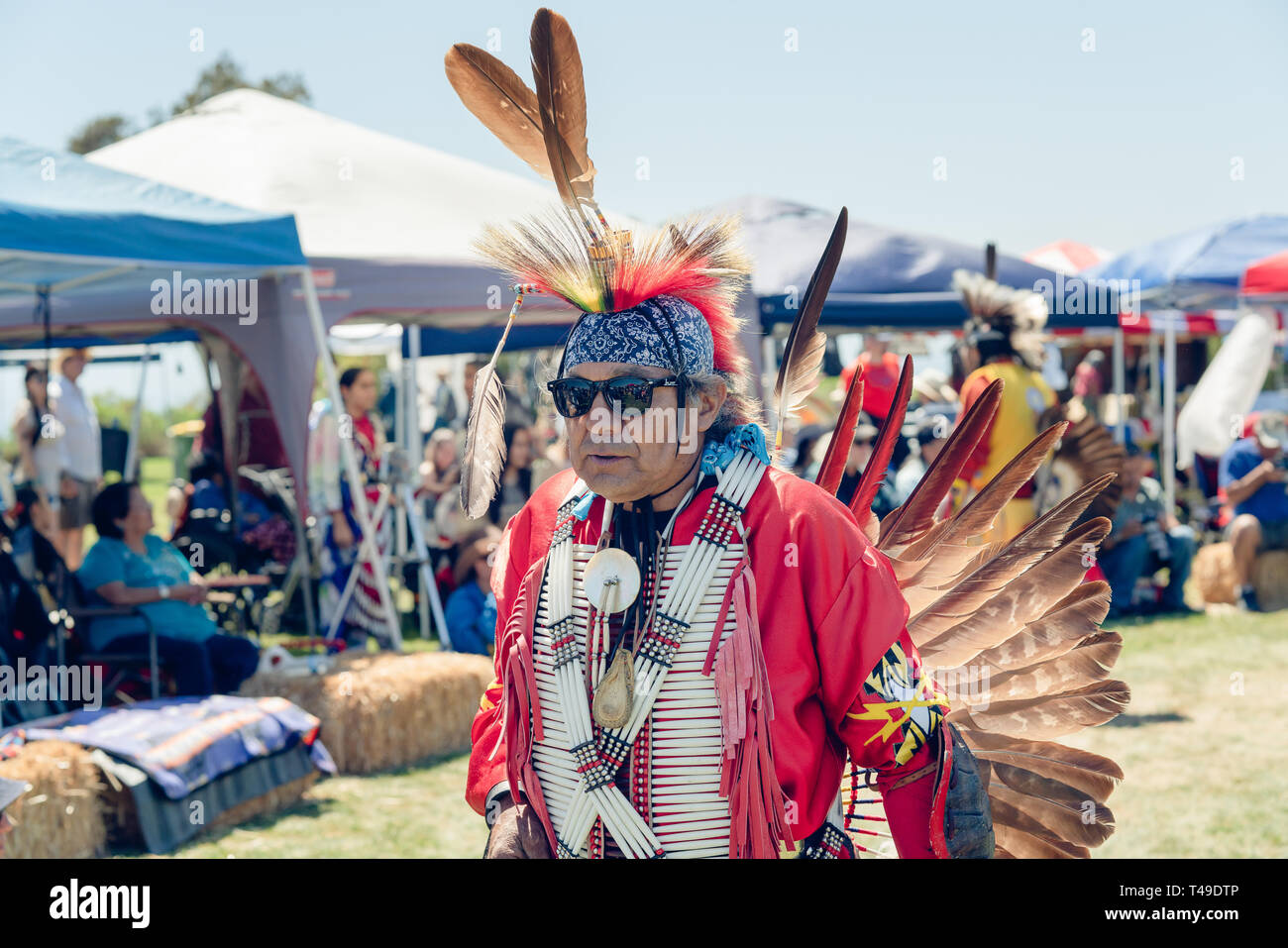 Native american dancing regalia hi-res stock photography and images - Alamy
