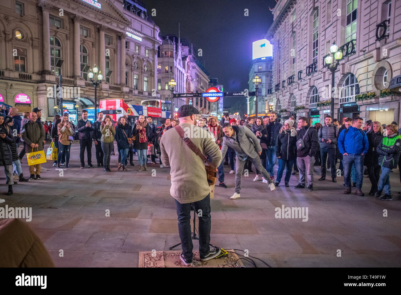 Street performer , Piccadilly Circus - London Stock Photo - Alamy