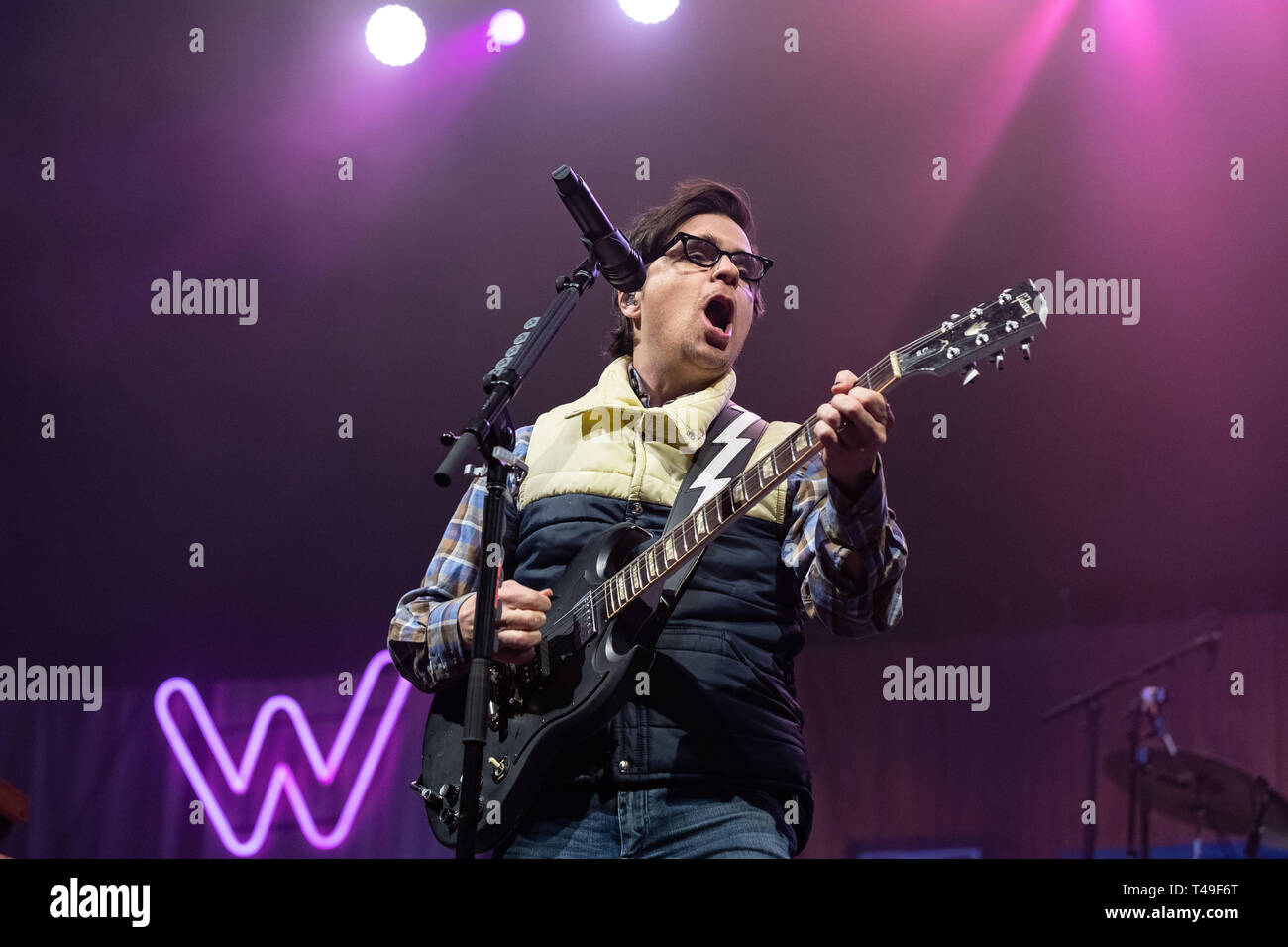 Singer With Black Glasses High Resolution Stock Photography and Images ...
