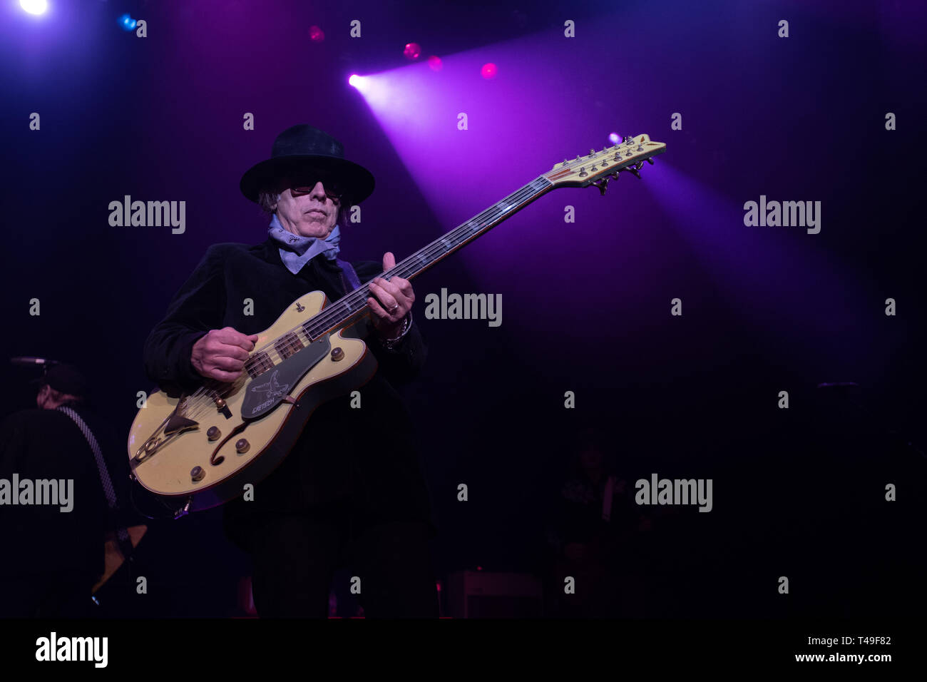 Cheap trick hi-res stock photography and images - Alamy