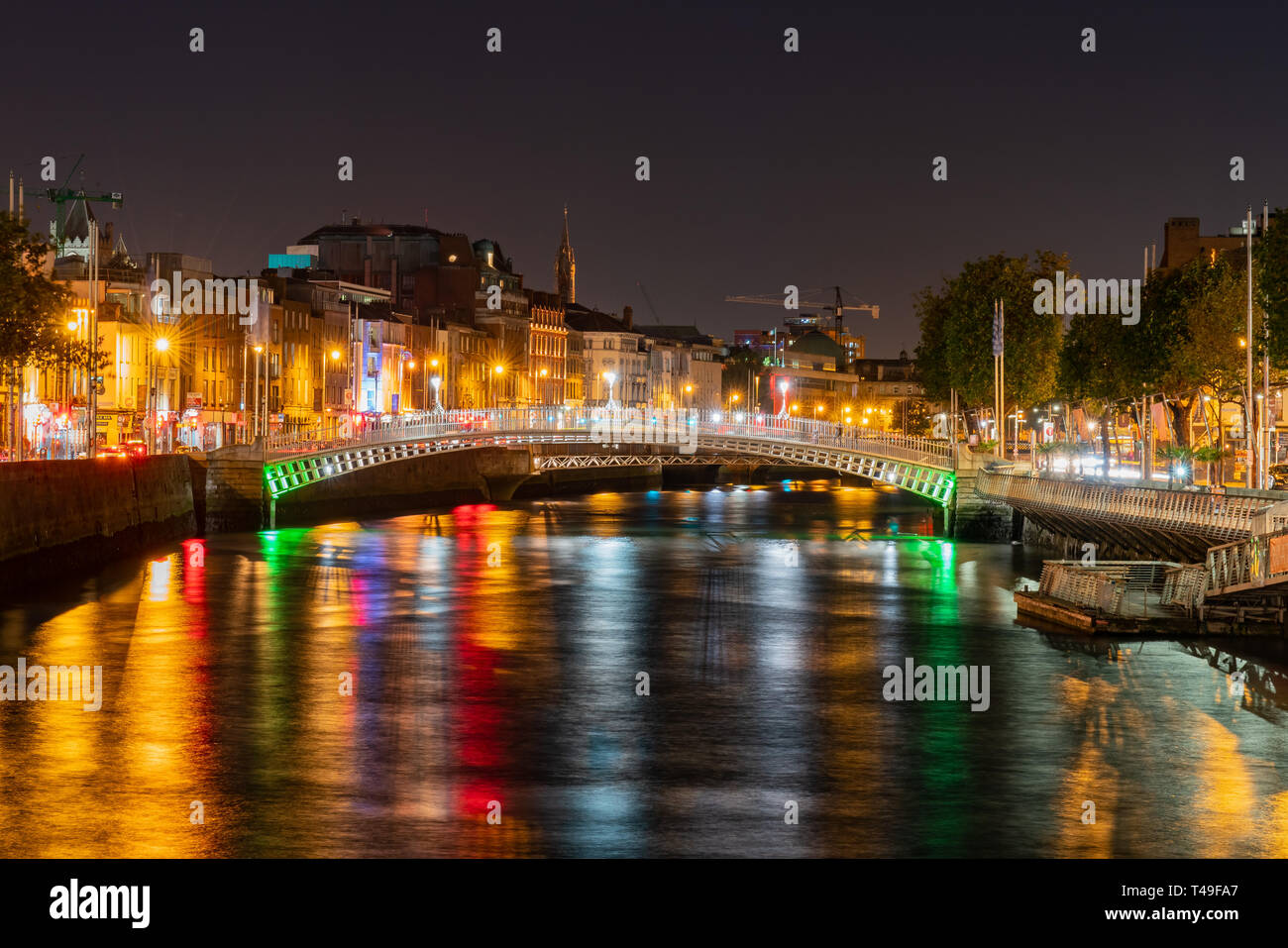 Night view of the famous Ha'penny Bridge at Dublin, Ireland Stock Photo ...
