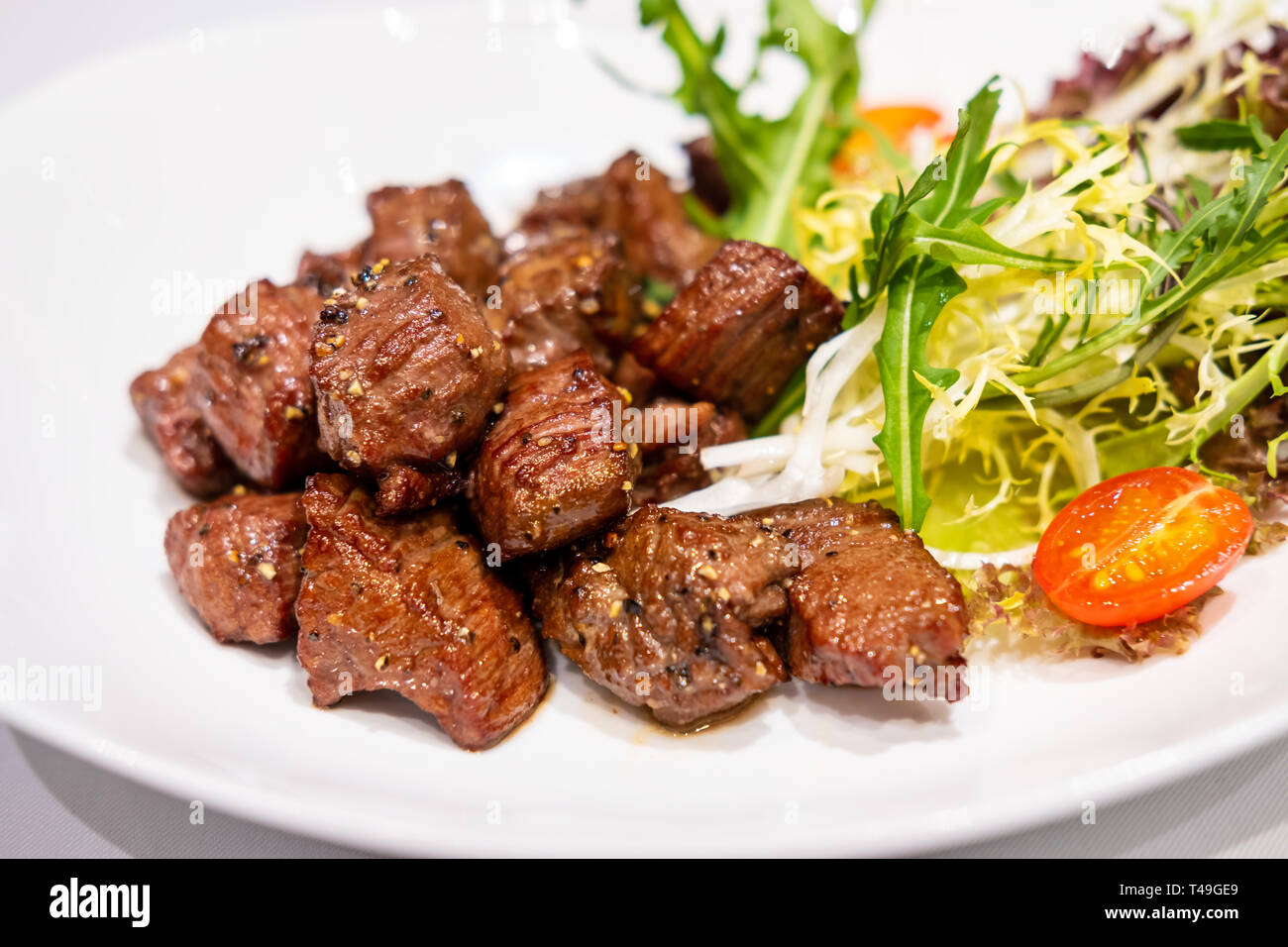 Fried sauteed beef tenderlion cubes with black pepper Stock Photo - Alamy