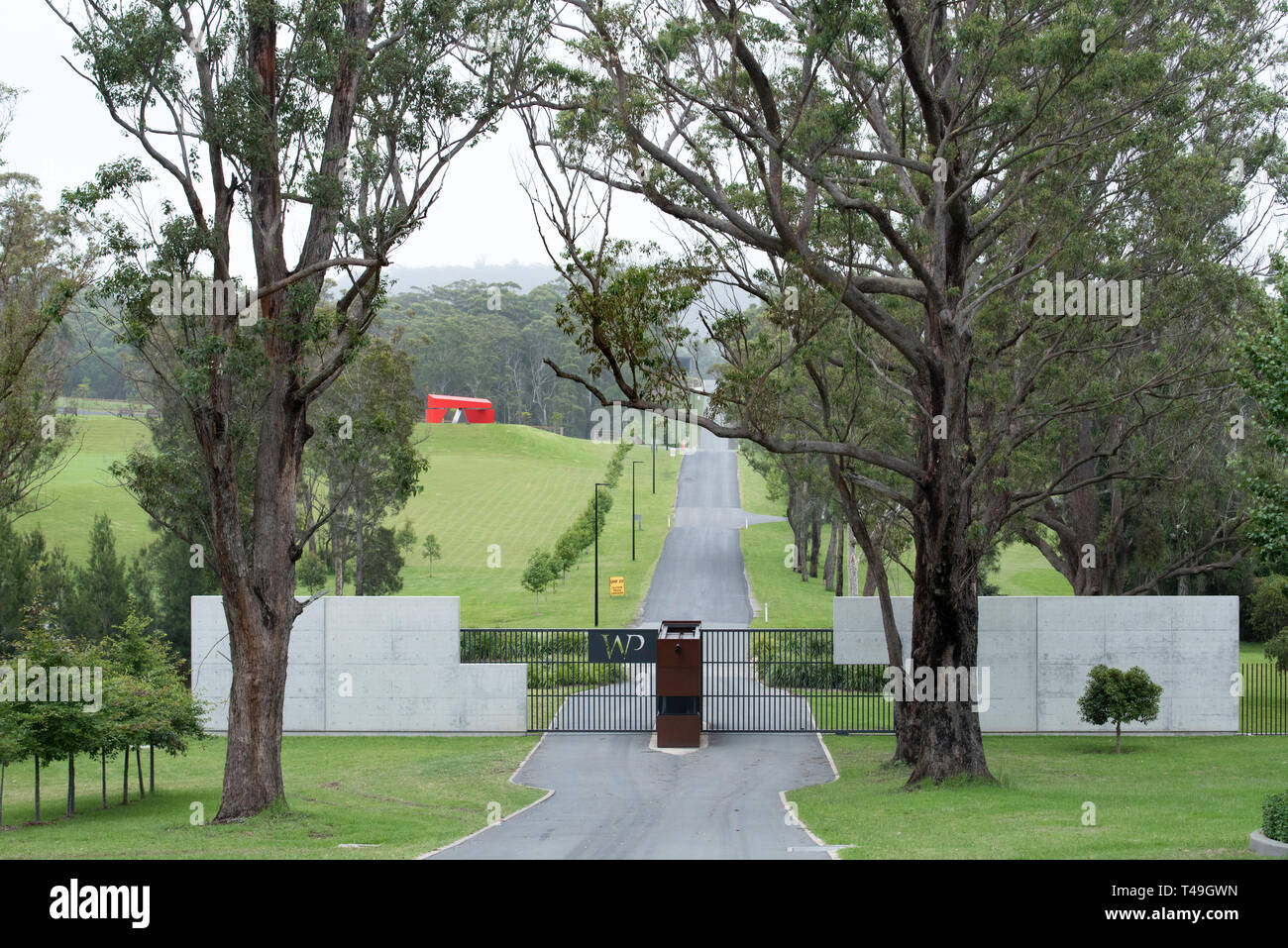 The main entrance to the world class Willinga Park equine facility in ...