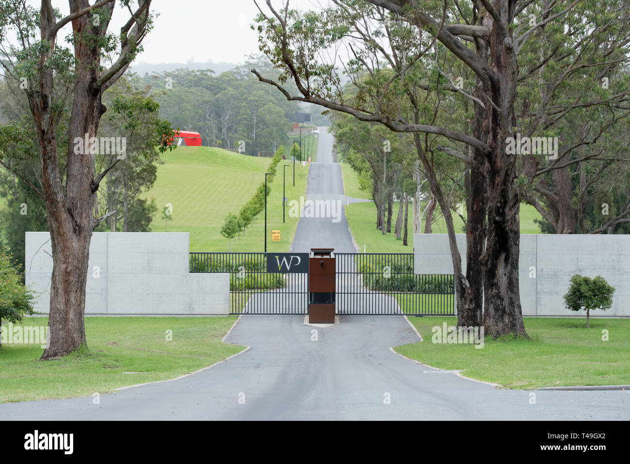 The main entrance to the world class Willinga Park equine facility in ...