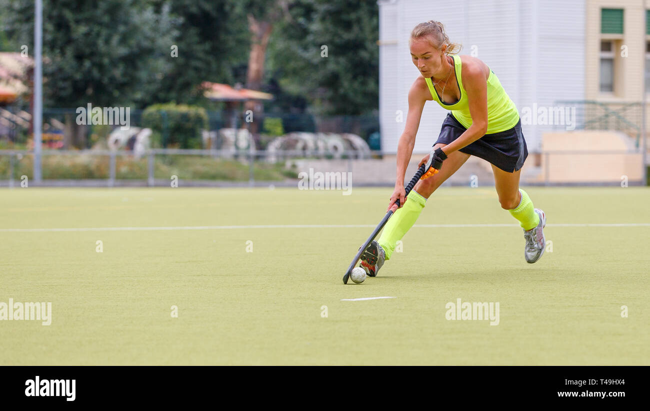 Girl playing field hockey hi-res stock photography and images - Alamy