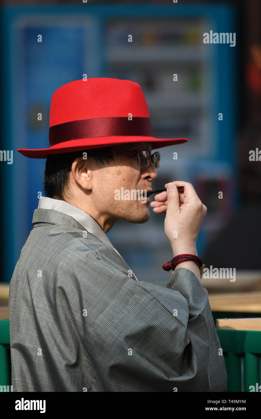 Tokyo, Japan. 6th Apr, 2019. A Japanese man wears a classic red hat as ...