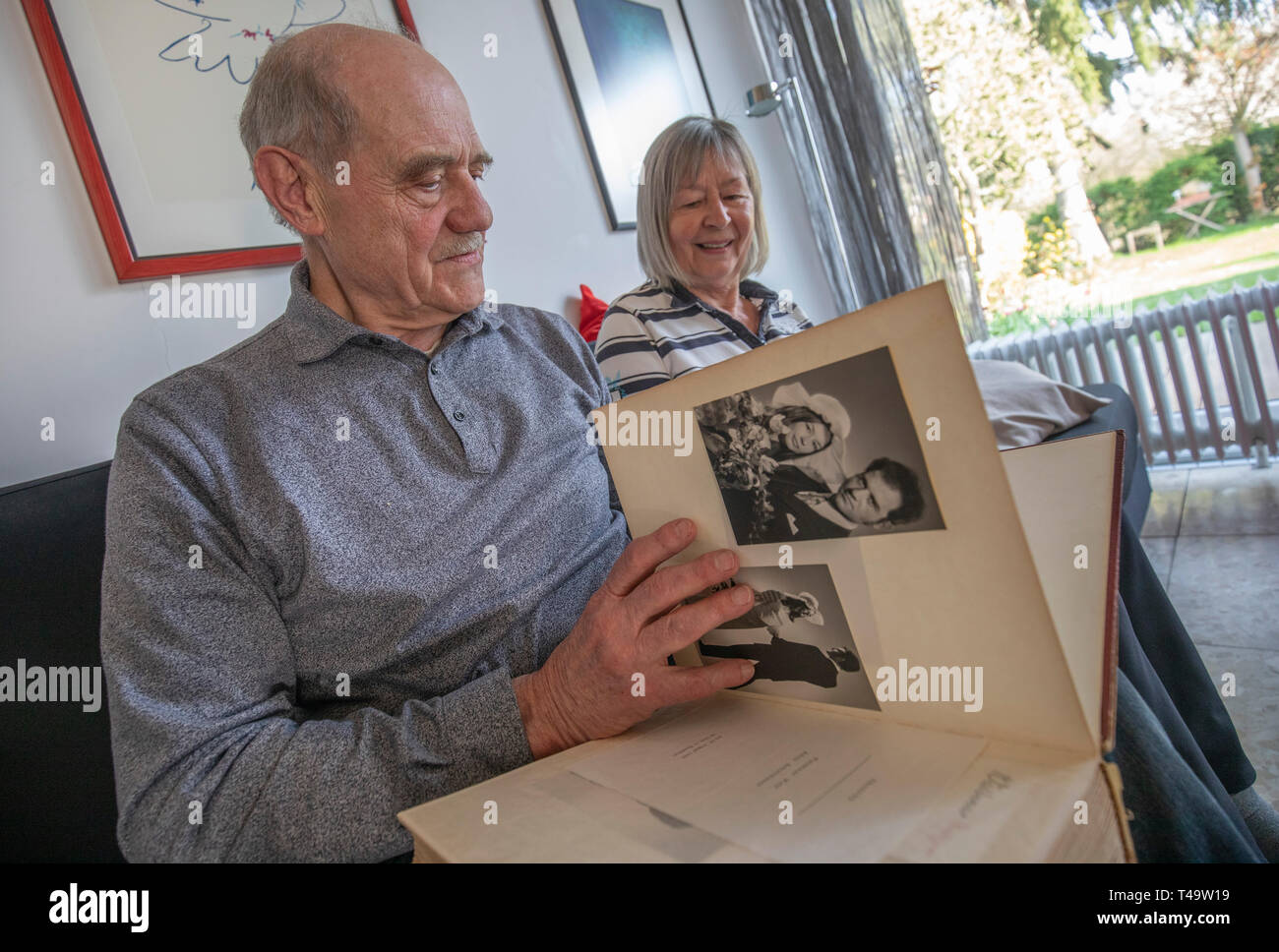 11 April 2019, Hessen, Bruchköbel: As they leaf through an old photo ...