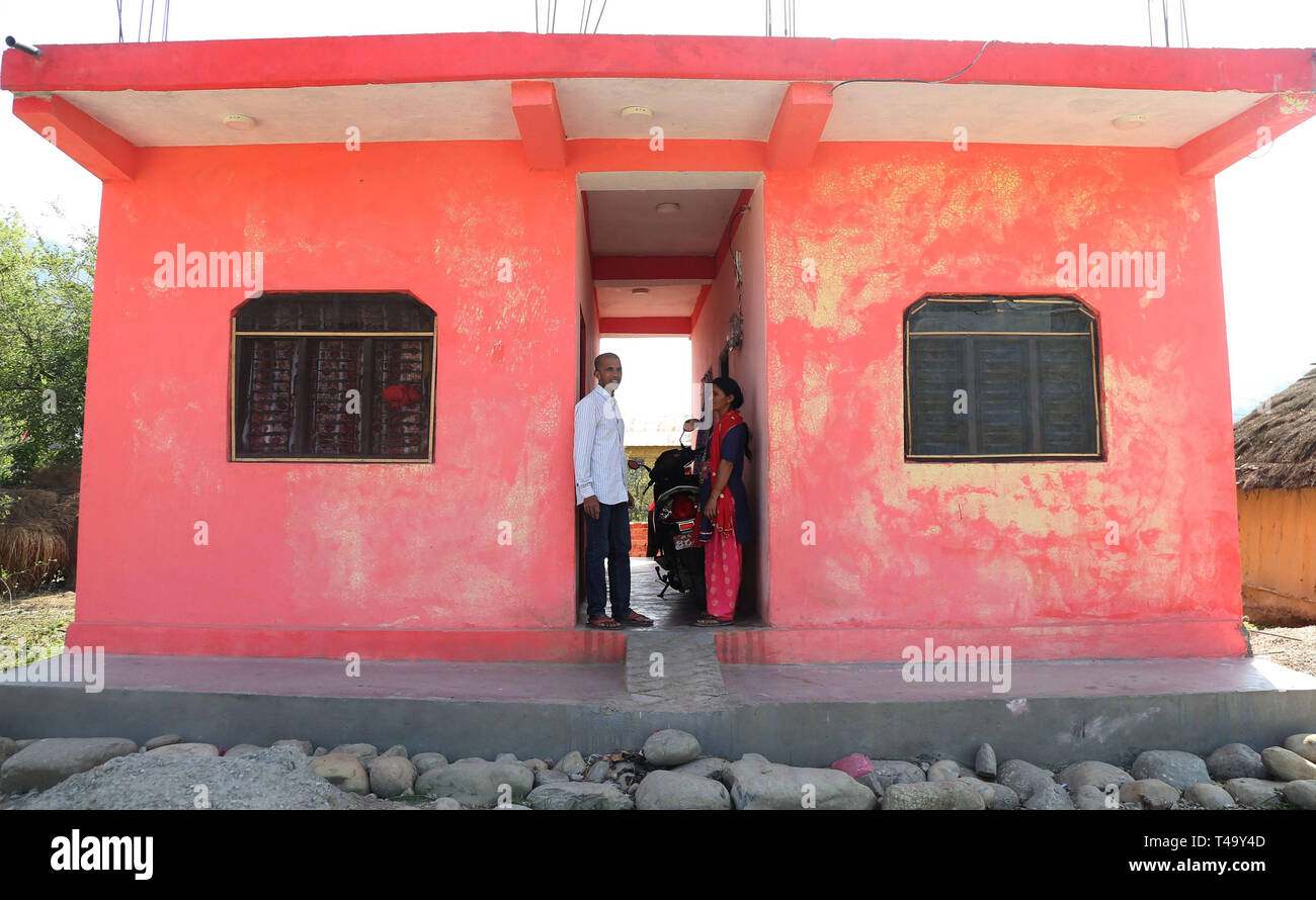 (190415) -- SURKHET, April 15, 2019 (Xinhua) -- Lila Ram Acharya and ...