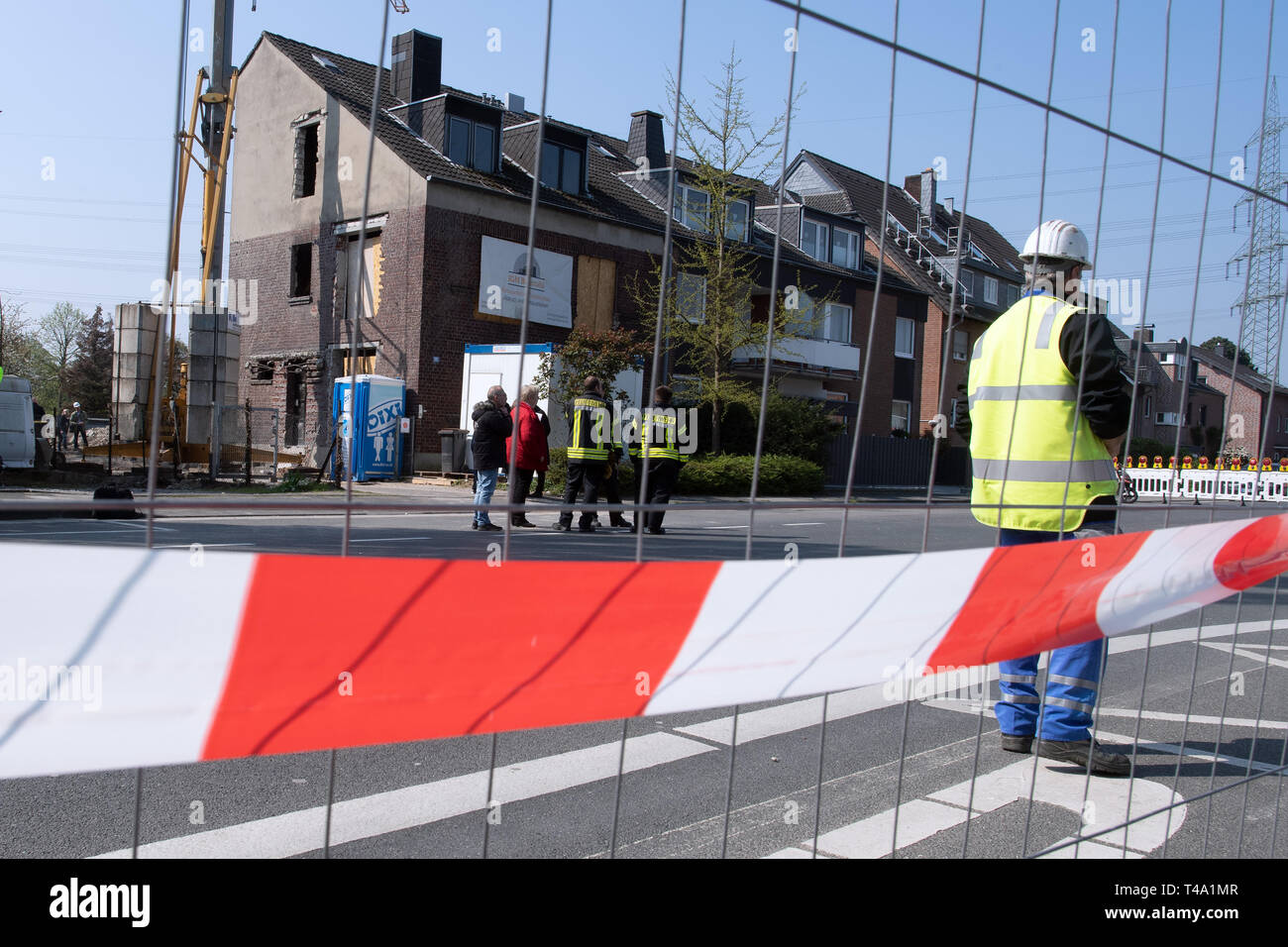 Kaarst, Germany. 15th Apr, 2019. Experts are investigating an apartment ...