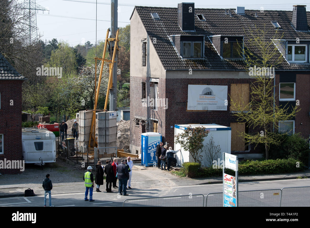 Kaarst, Germany. 15th Apr, 2019. Experts are investigating an apartment building. The house had ...