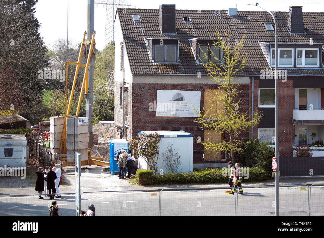 Kaarst, Germany. 15th Apr, 2019. Experts are investigating an apartment building. The house had ...