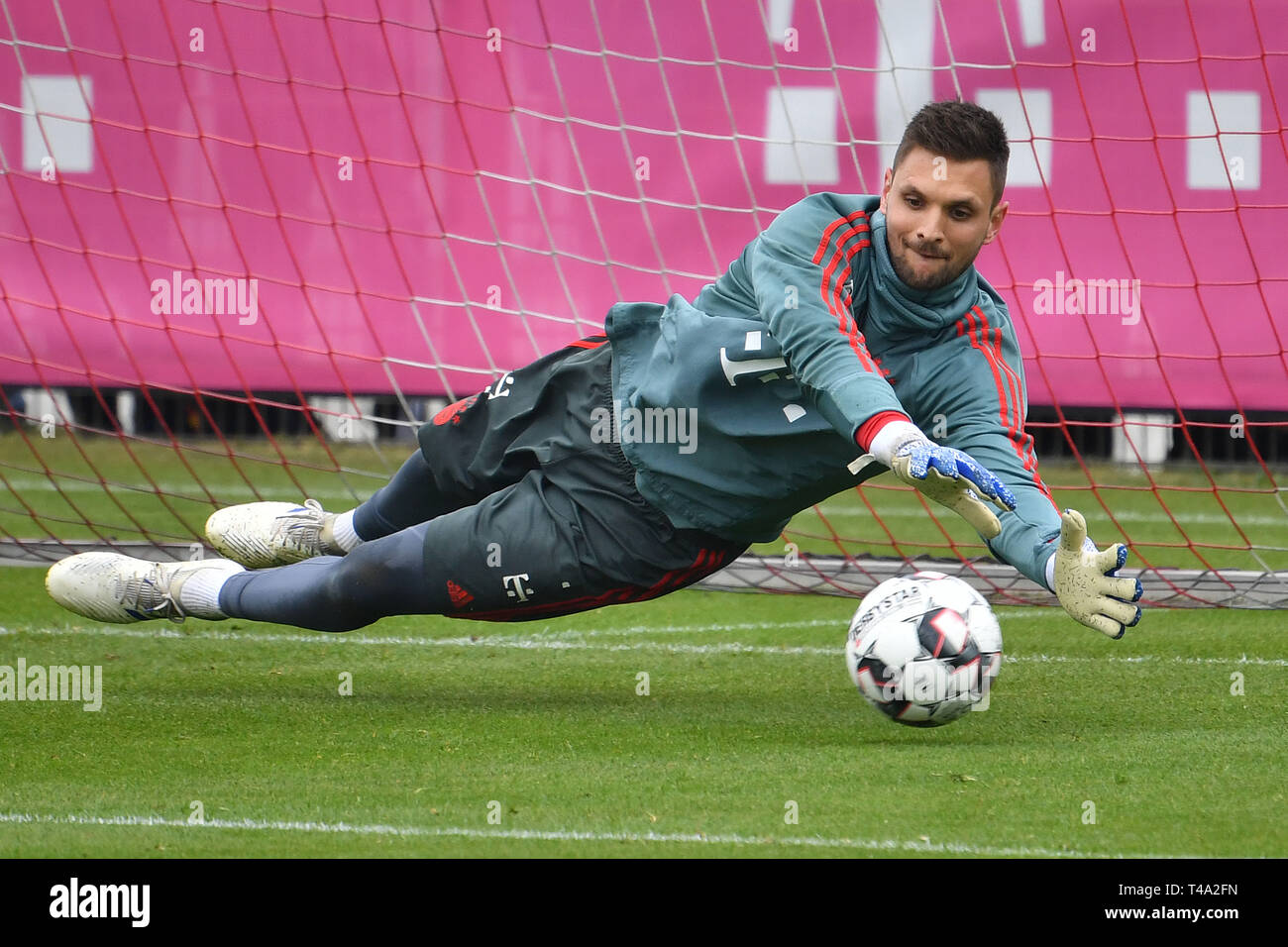 Sven ULREICH, goalie (FC Bayern Munich), parade, parries, dives after ...