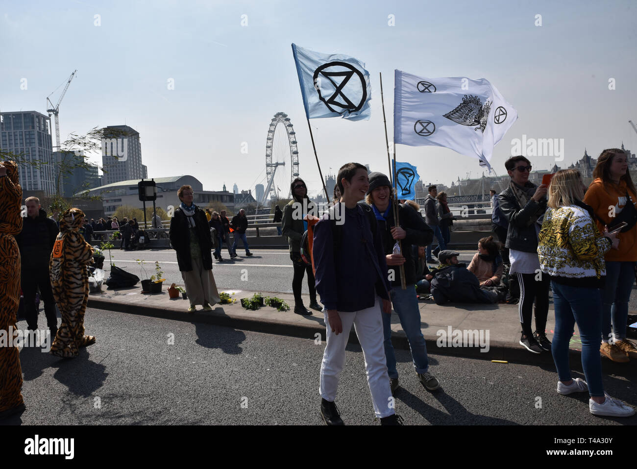 Waterloo Bridge, London, UK. 15th Apr, 2019. Extinction Rebellion ...