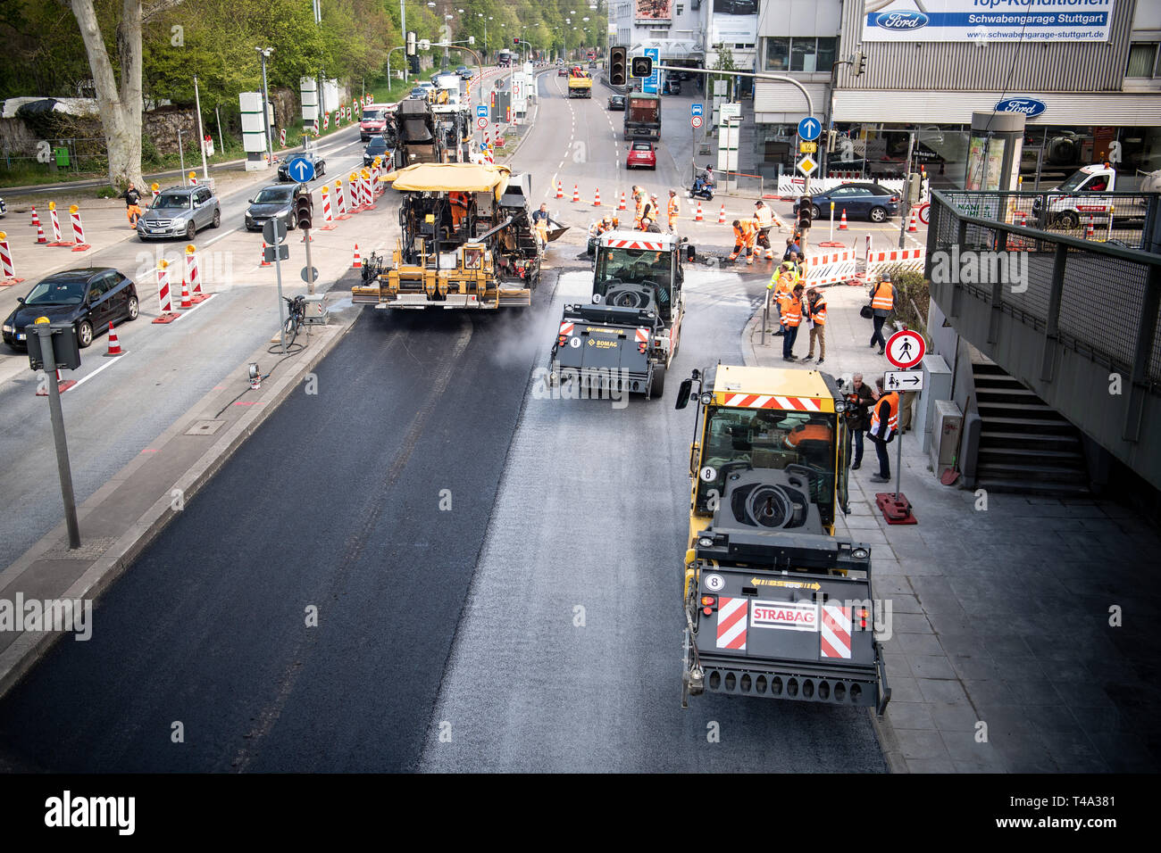 Stuttgart, Germany. 15th Apr, 2019. Workers are installing a high-tech ...