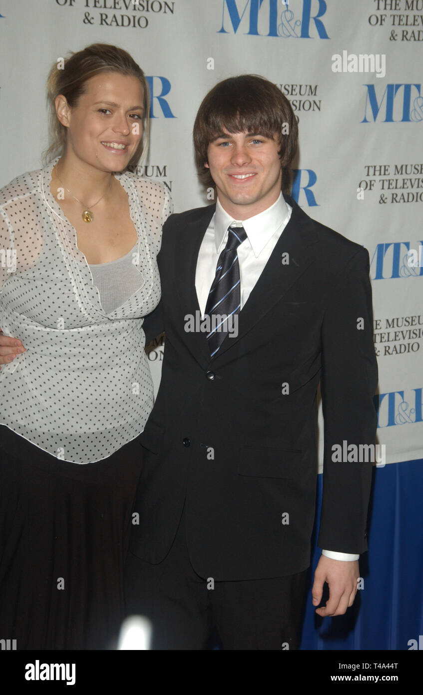 LOS ANGELES, CA. November 10, 2003: Actor JASON RITTER & girlfriend ...