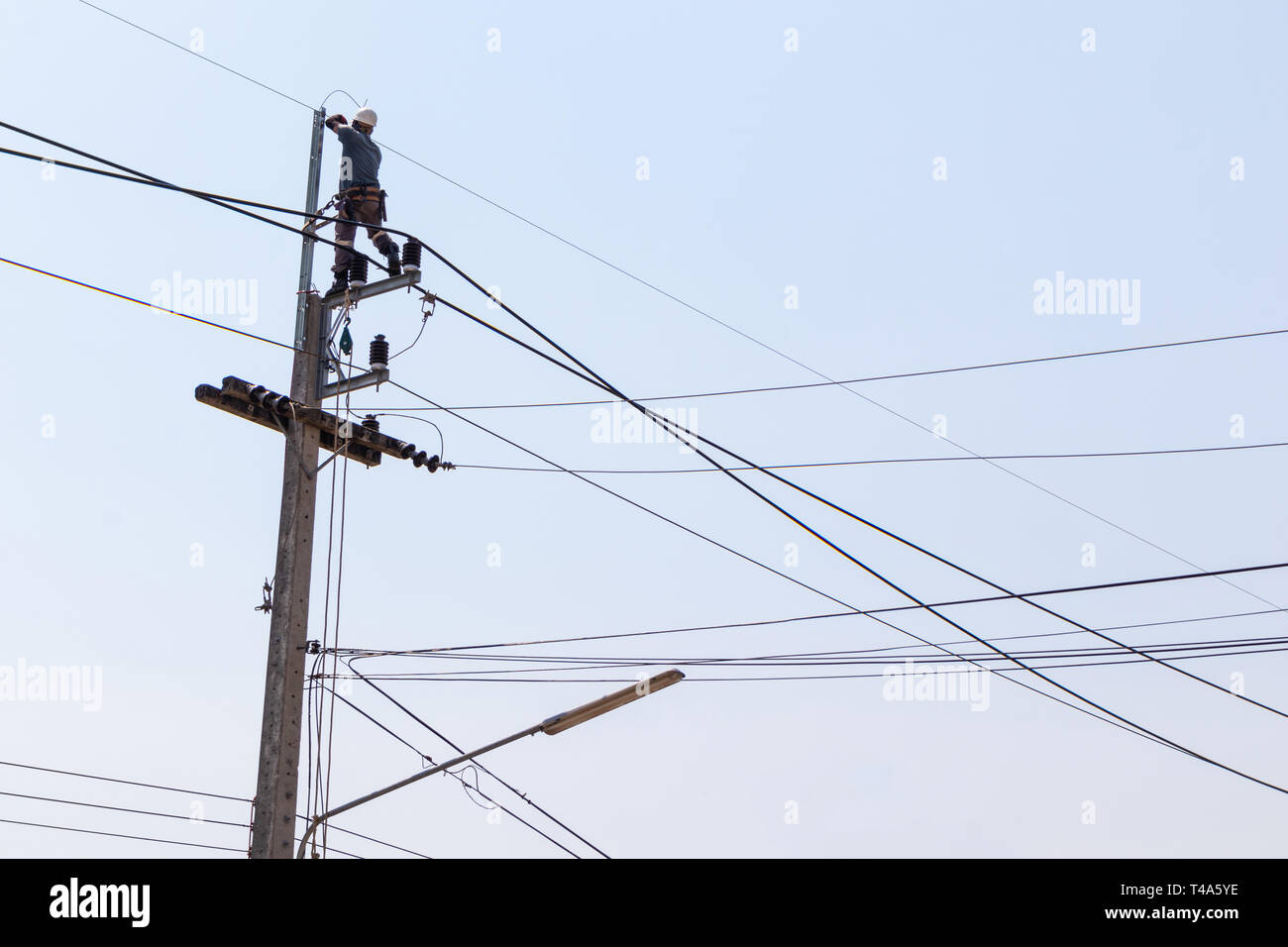 Cable lineman hi-res stock photography and images - Alamy