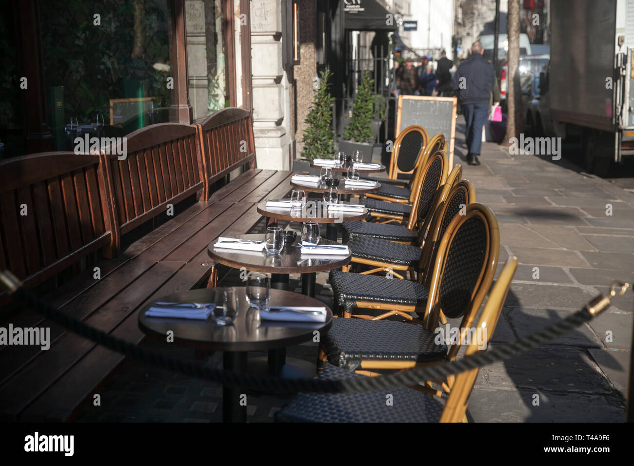 Tables chairs coffee shop street london hi-res stock photography and ...