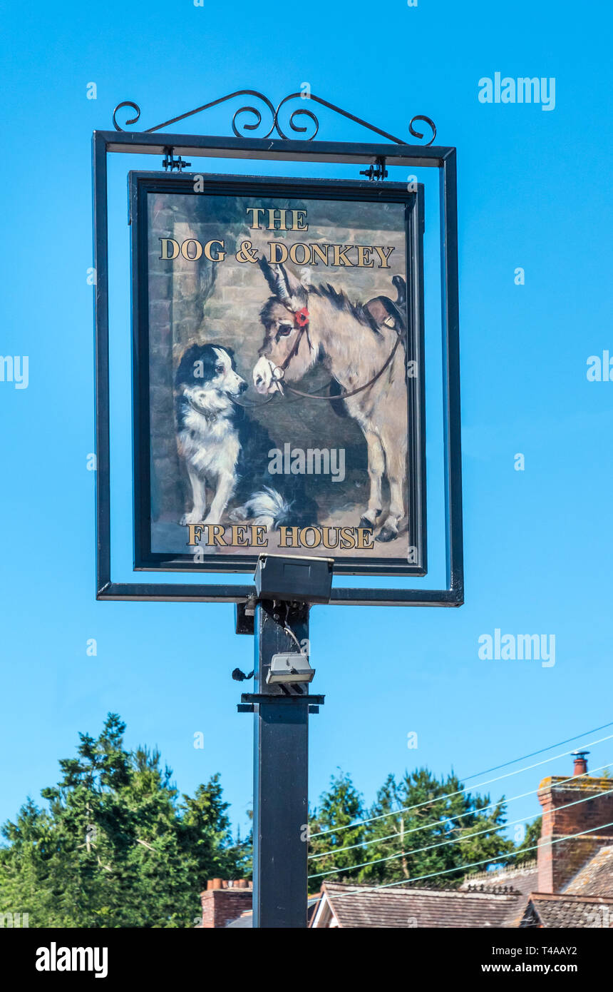 Typical english pub exterior hi-res stock photography and images - Alamy