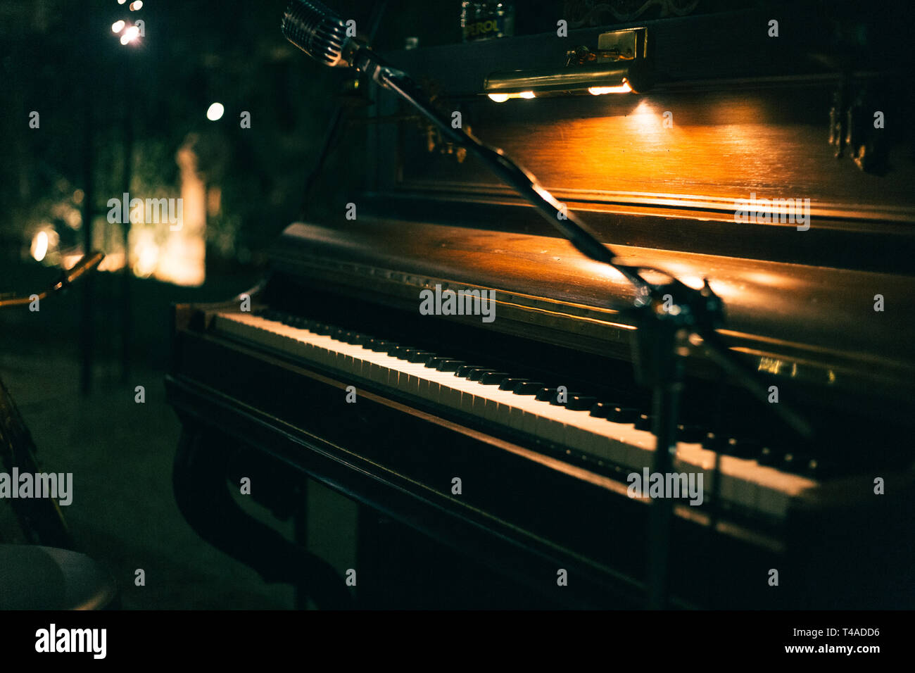 Piano with microphone hi-res stock photography and images - Alamy