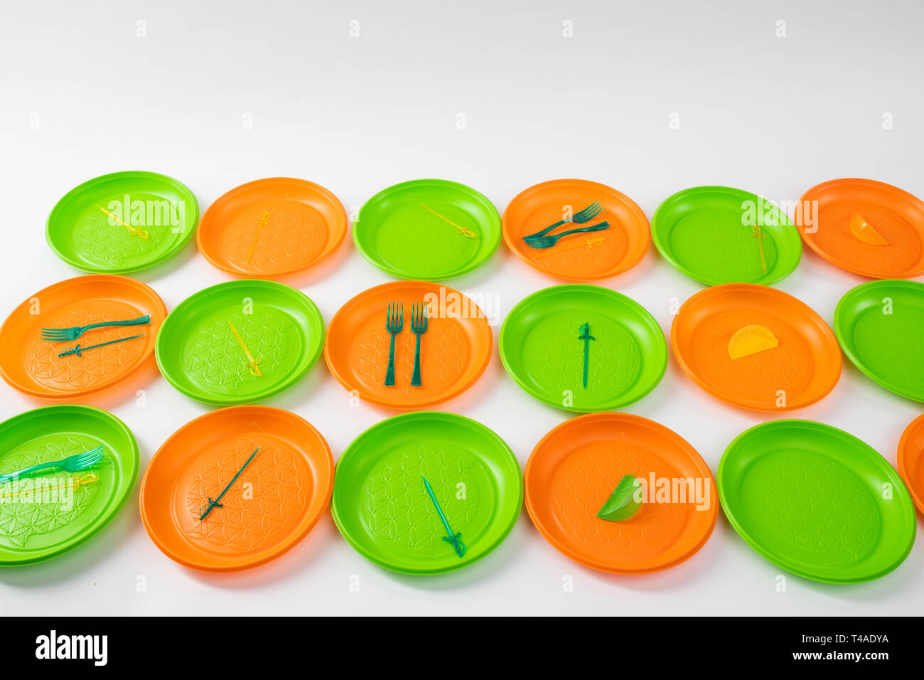 Plastic plates hi-res stock photography and images - Alamy