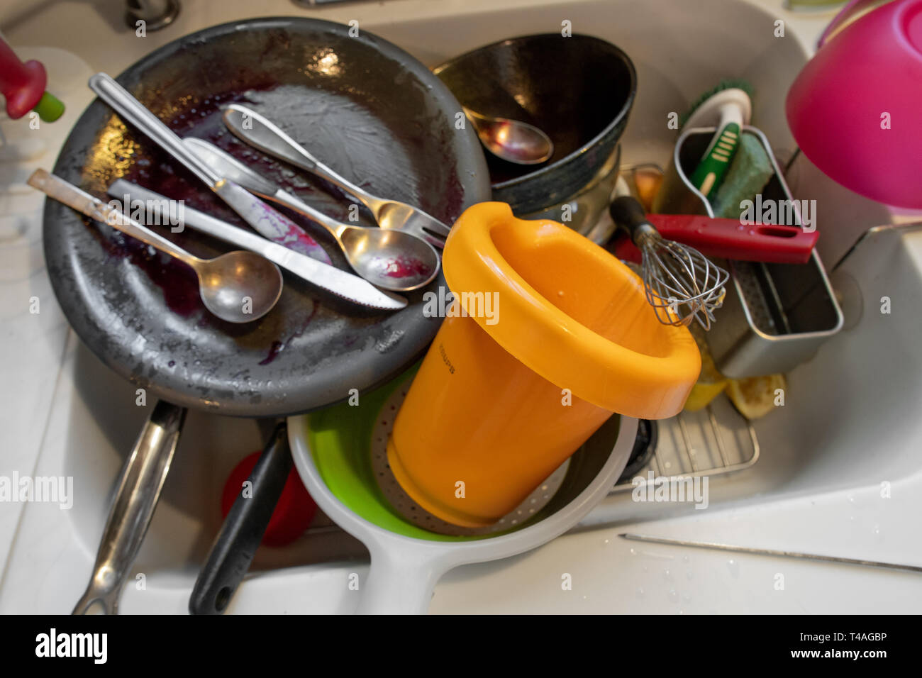 Dirty dishes pile hi-res stock photography and images - Alamy