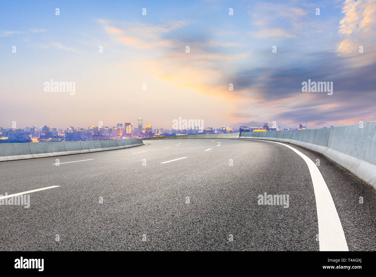 Night sky above city hi-res stock photography and images - Alamy