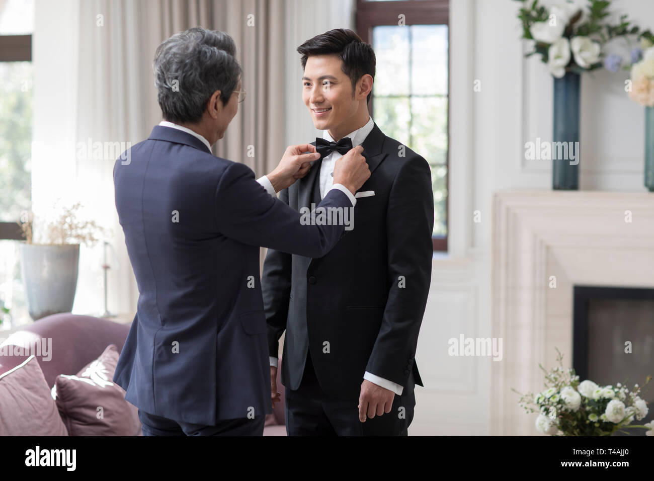 Father helping son tie tie hi-res stock photography and images - Alamy