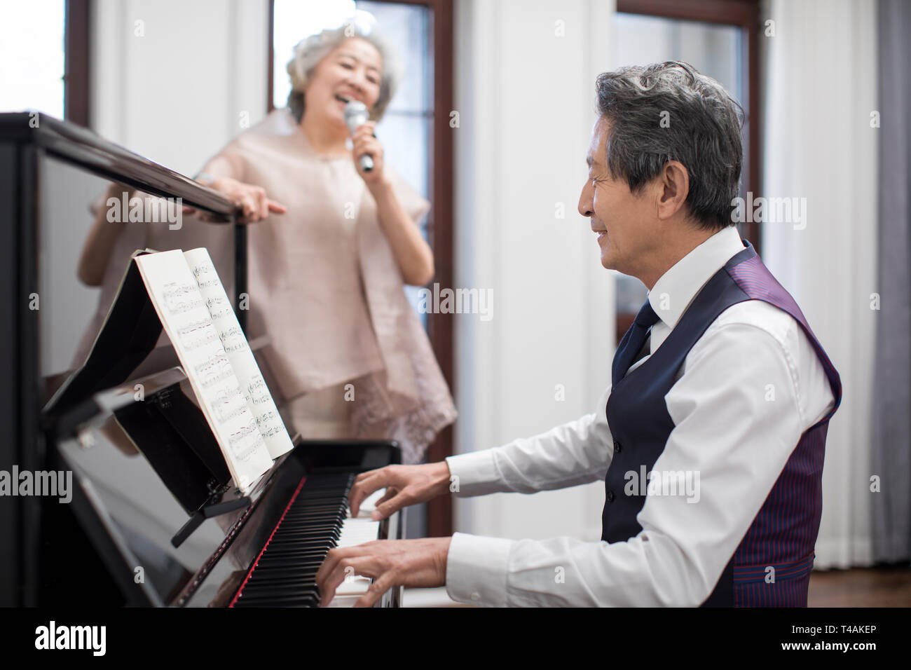 Senior women playing piano hi-res stock photography and images - Alamy