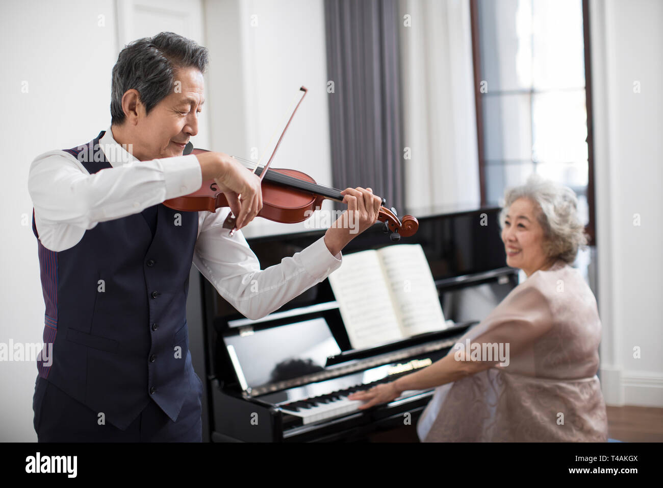 Couple playing violin hi-res stock photography and images - Alamy
