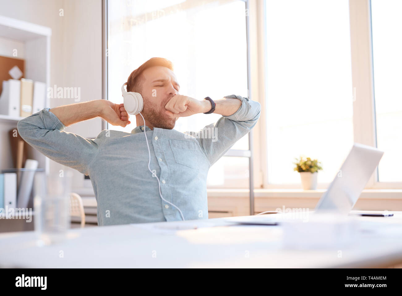 Man yawning hi-res stock photography and images - Alamy