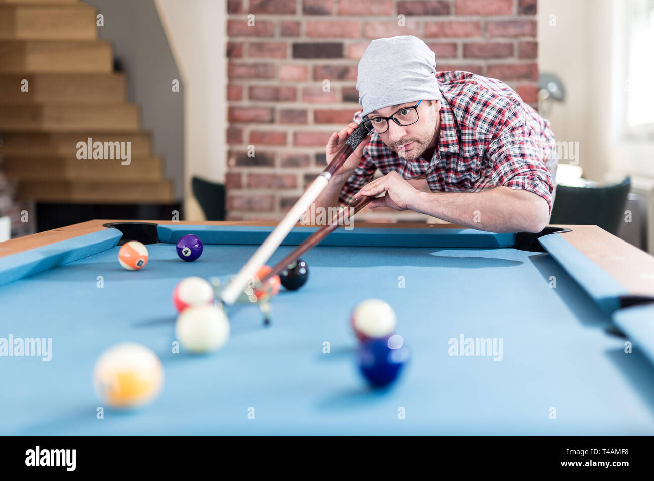 Guy playing pool hi-res stock photography and images - Alamy