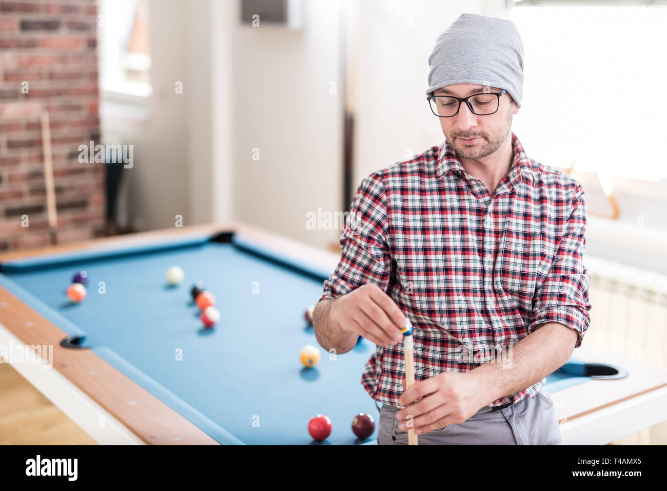 Man holding pool cue looking hi-res stock photography and images - Alamy