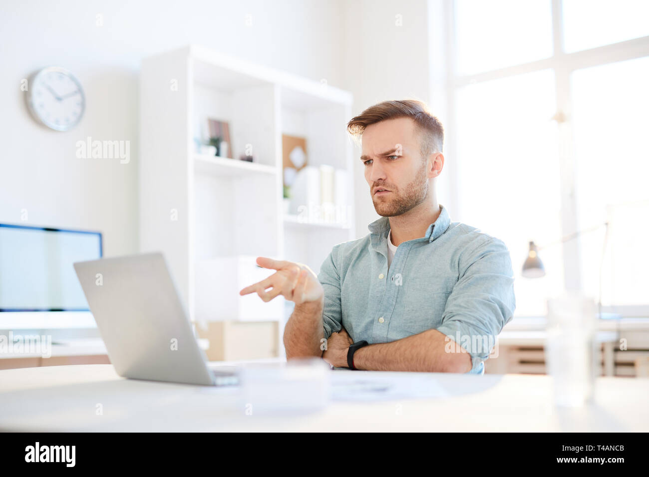 Disbelief hi-res stock photography and images - Alamy