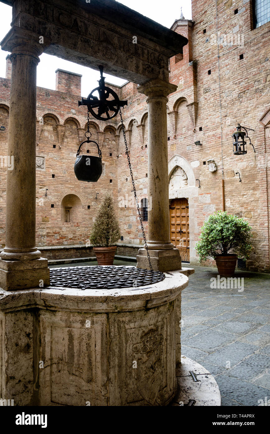 Old water well with "Micat in Vertice" motto in the courtyard of ...