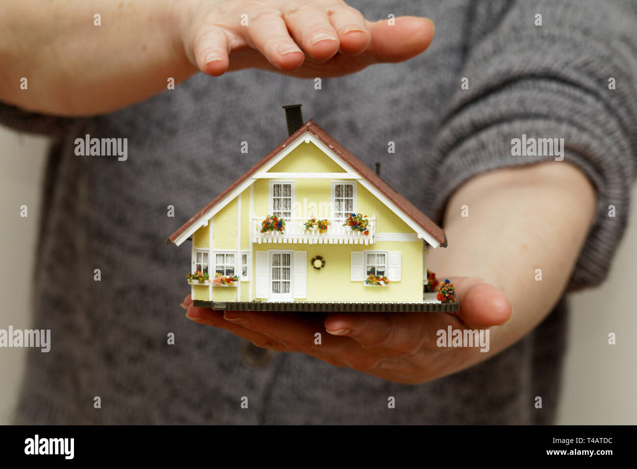 Hands holding a house Stock Photo - Alamy