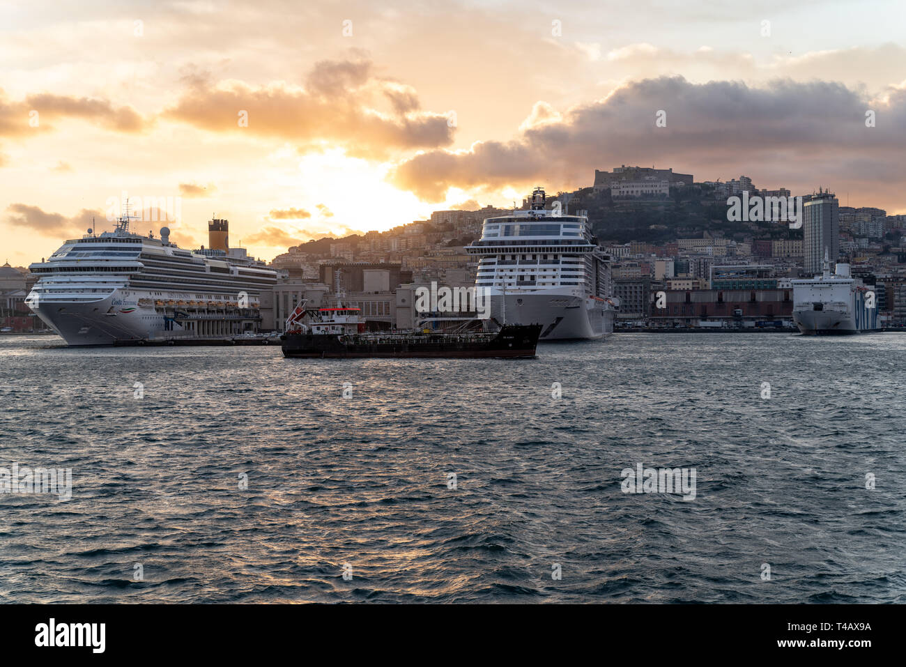 Navi da crociera hi-res stock photography and images - Alamy