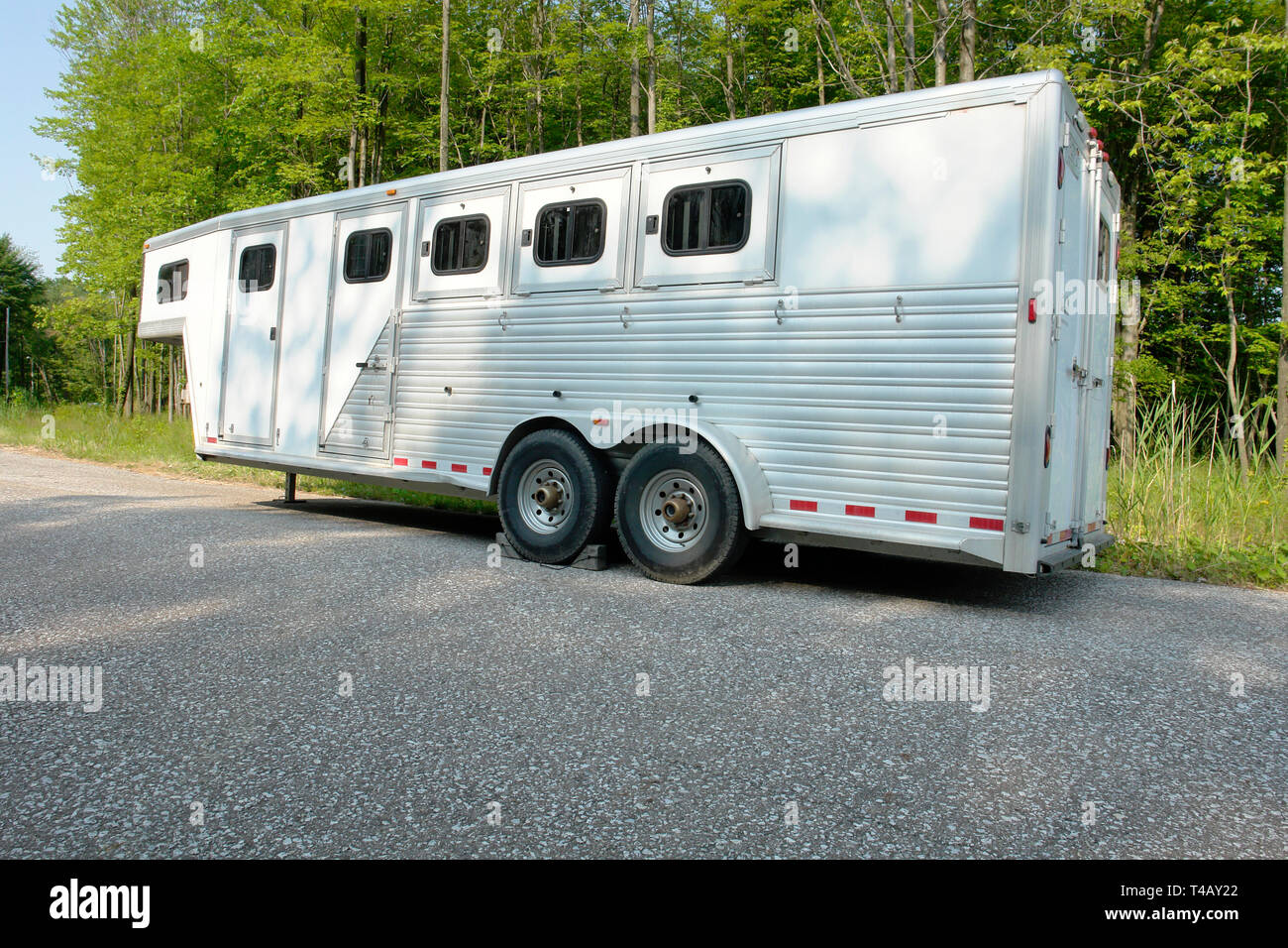 Trailer loading horse hi-res stock photography and images - Alamy
